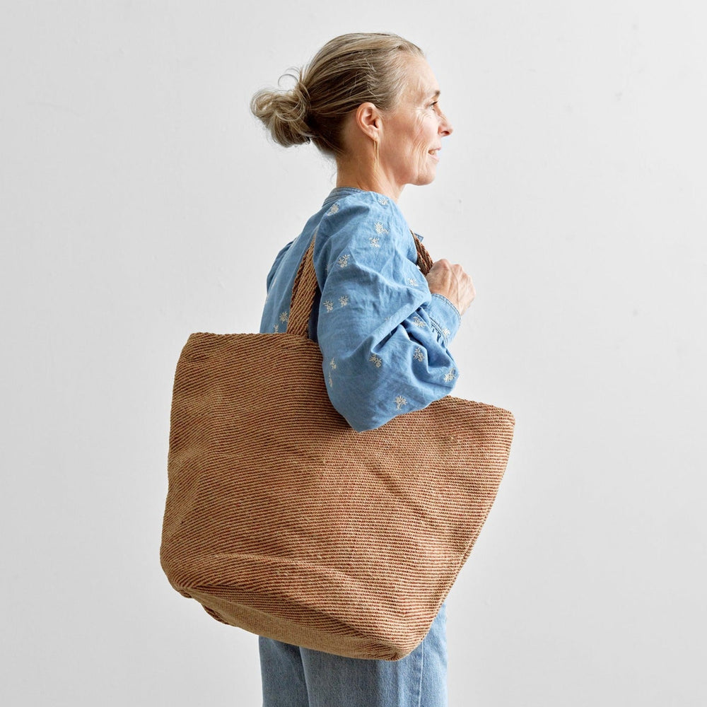 Jute weekendtaske - Håndvævet, farvet og syet af kvinder – Manelleh